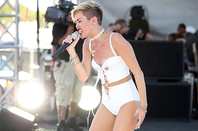 Watch Miley Cyrus Breaks Down During Performance At Iheart Radio Music